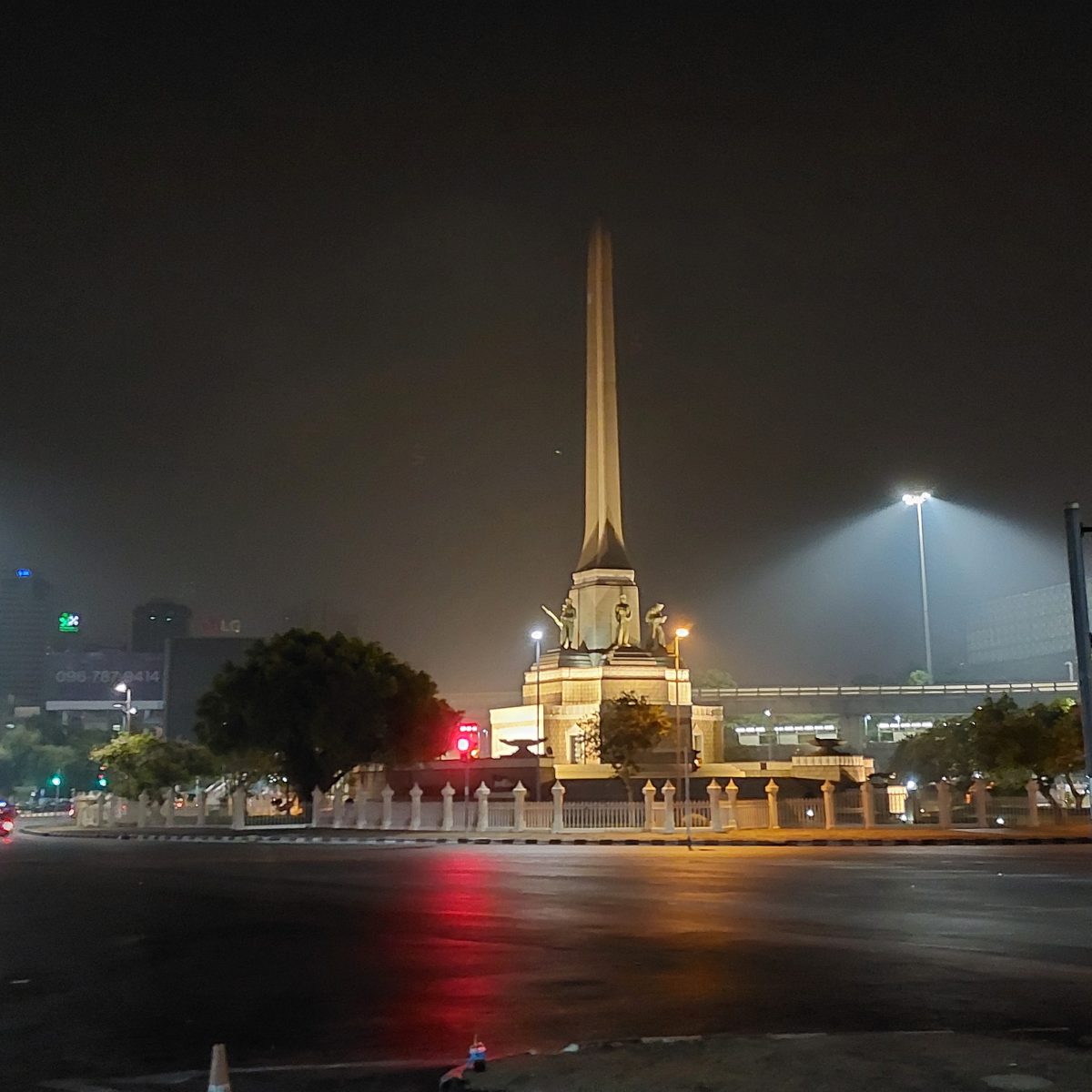 Victory Monument Roundabout Illuminated | CU Phosco